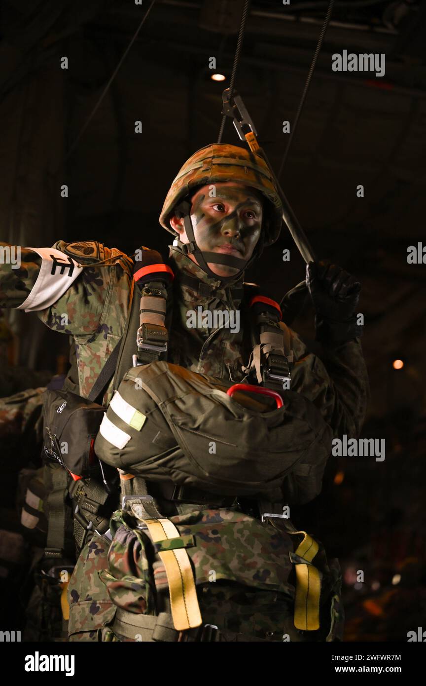 Paratroopers of the 11th Airborne Division and JGSDF 1st Airborne ...