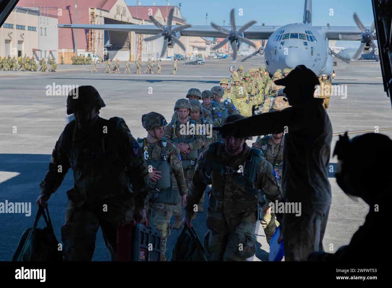 Paratroopers of the U.S. Army 11th Airborne Division and Japan Ground ...