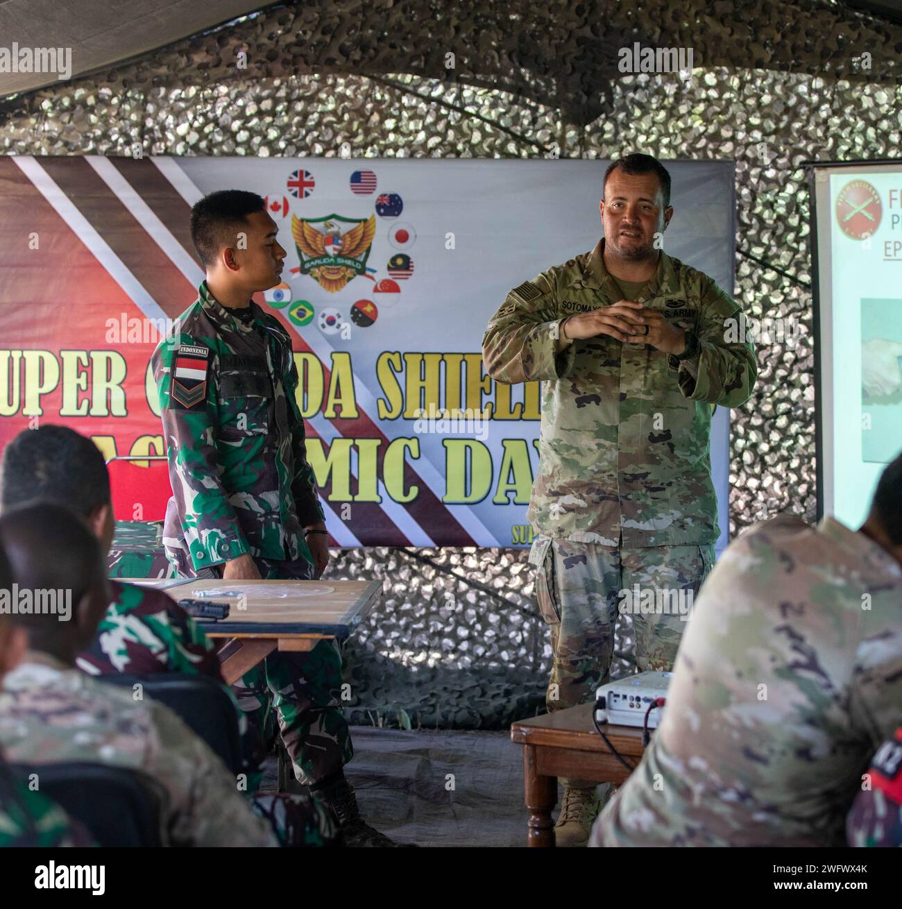 American soldiers in class hi-res stock photography and images - Alamy