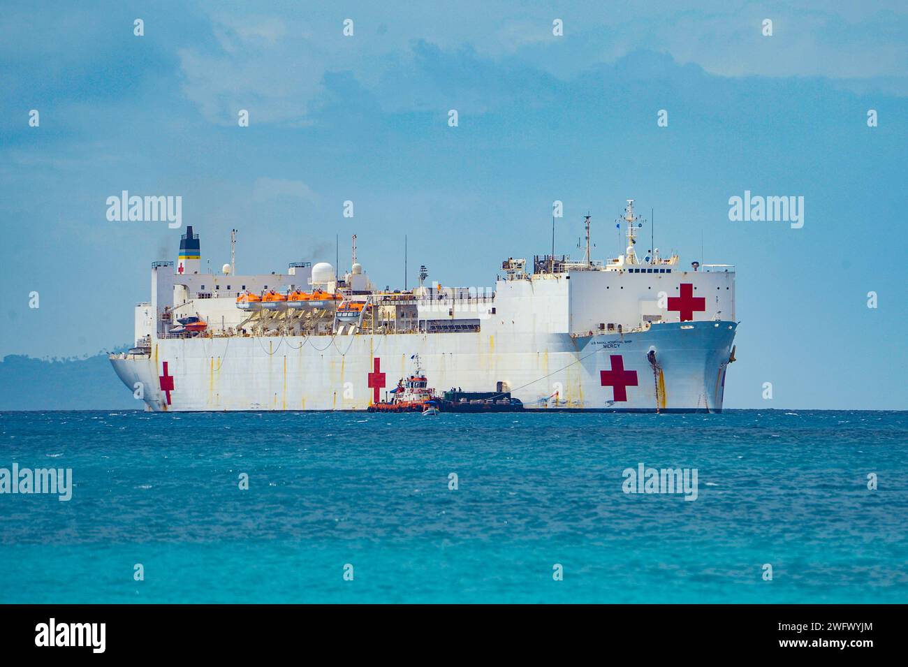 The hospital ship USNS Mercy (T-AH 19) anchored off Chuuk, Federated ...