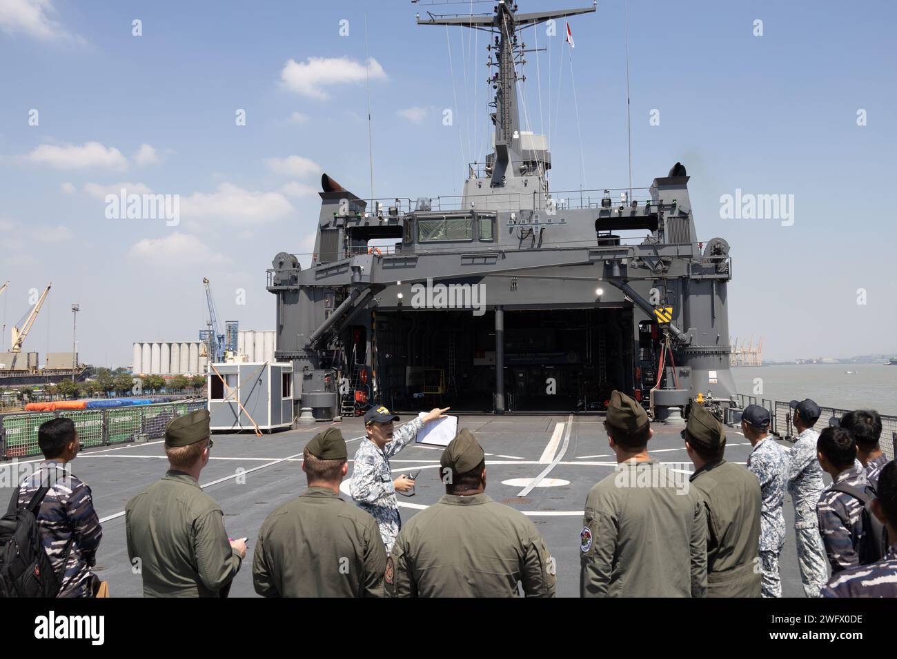Republic of Singapore Navy Military Expert 3-2 Szn Chee Boon, center ...