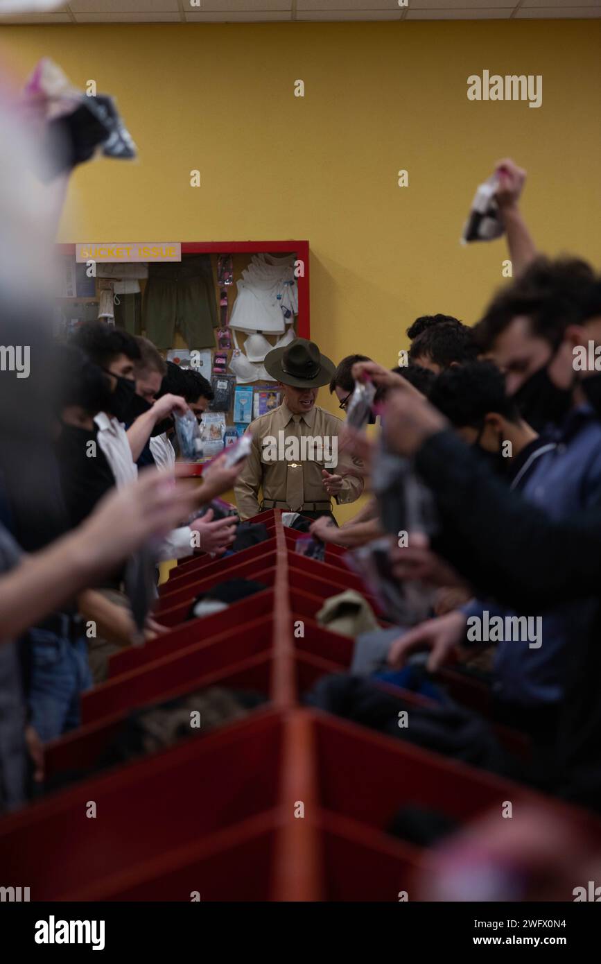 U.S. Marine Corps recruits with Hotel Company, 2nd Recruit Training ...