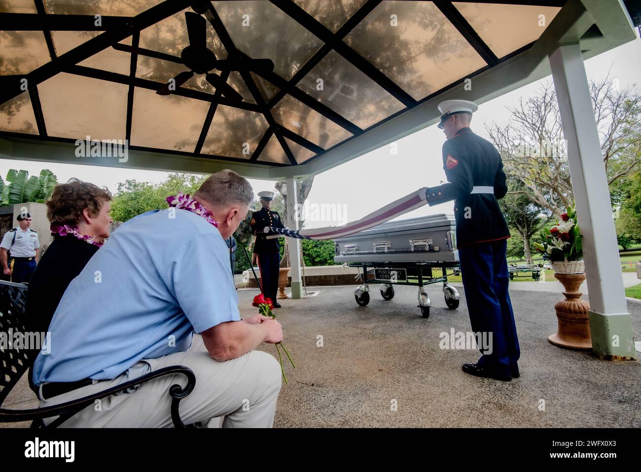 Marine funeral fold flag hi-res stock photography and images - Alamy