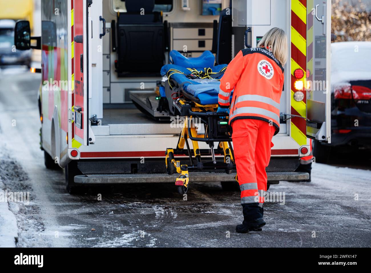 20 January 2024, Bavaria, Gröbenzell: An emergency paramedic from the ...