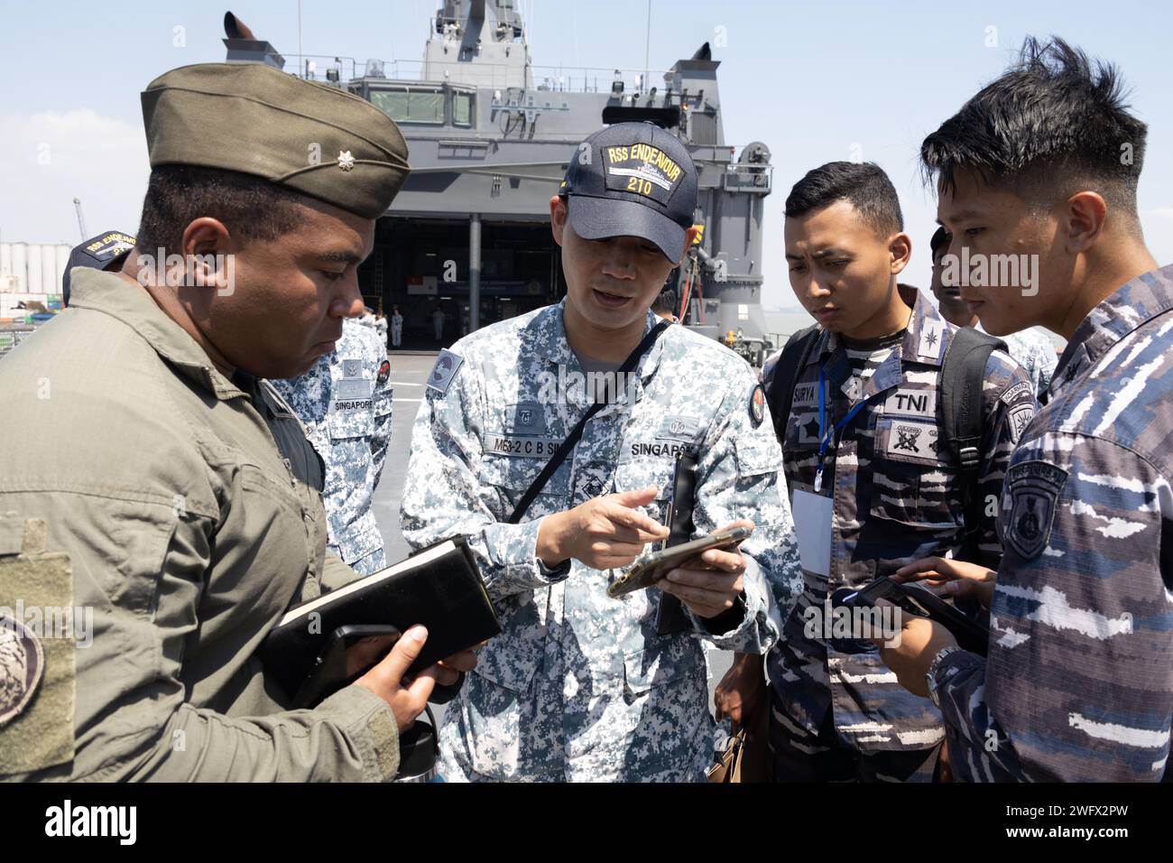 Republic of Singapore Navy Military Expert 3-2 Szn Chee Boon, center ...