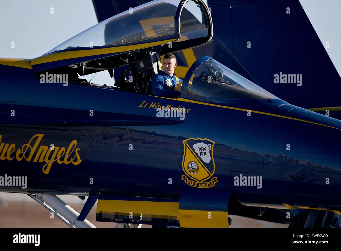 Right wing pilot hi-res stock photography and images - Alamy