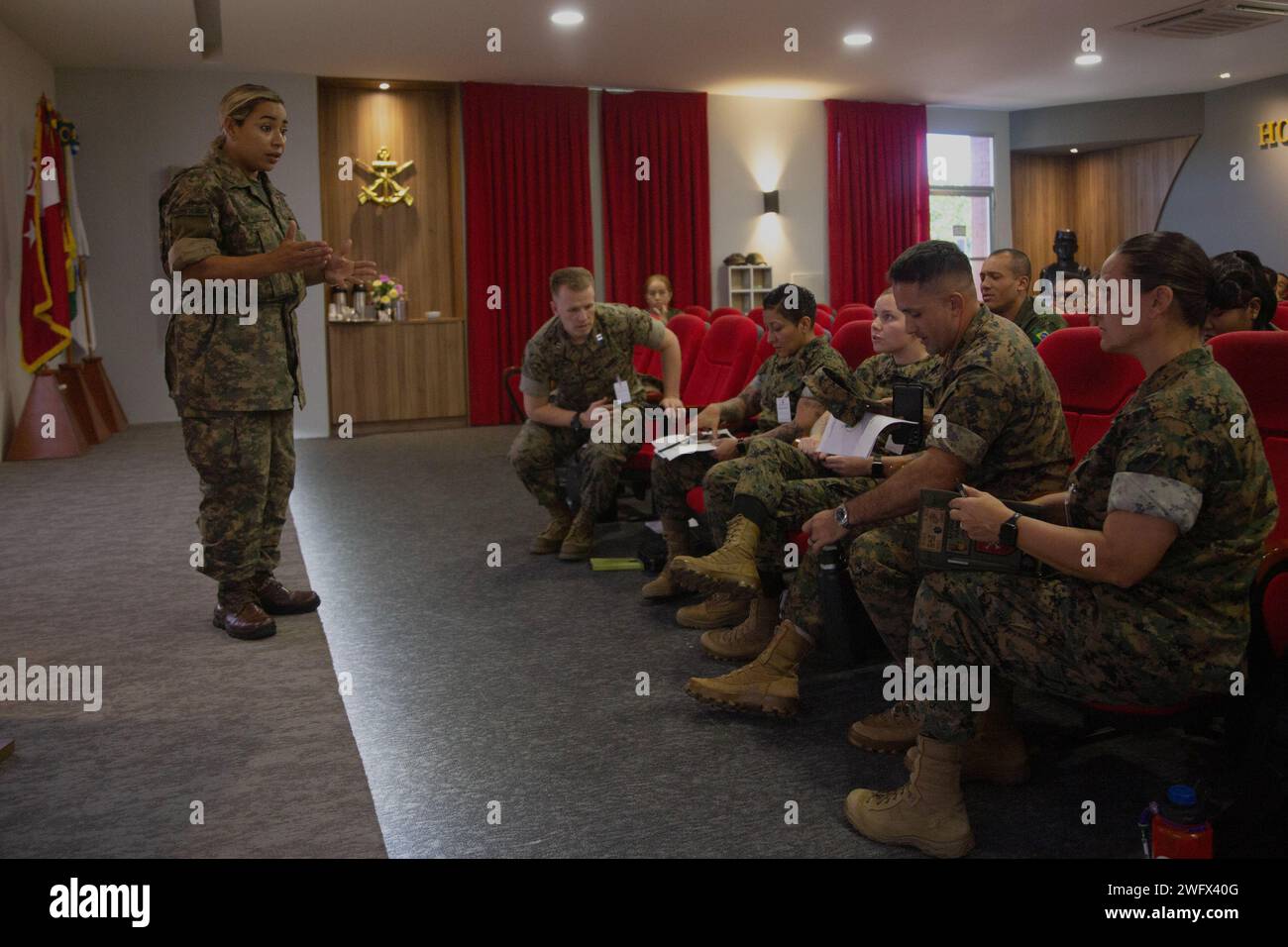 Fuzileiros Navais Primeiro-tenente (Brazilian 1st Lt.) Roberta Reis ...