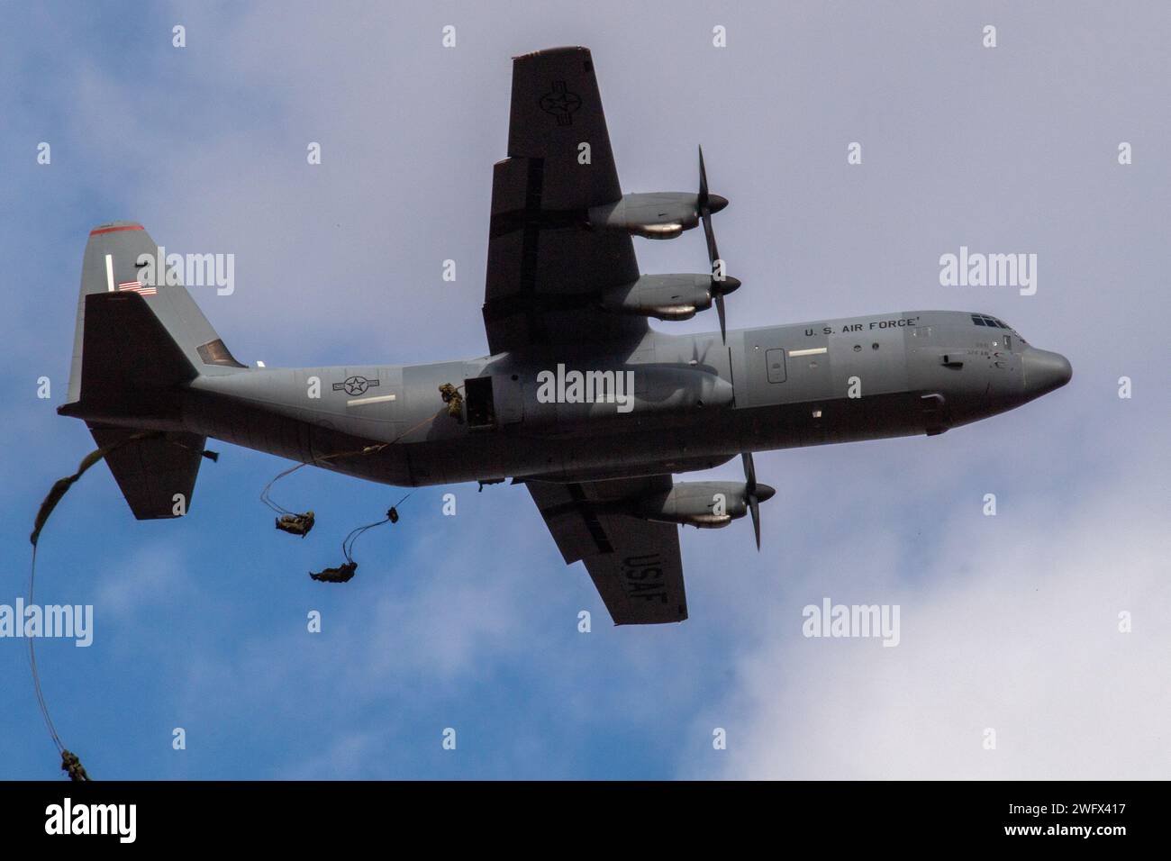 Japan Ground Self-Defense Force (JGSDF) paratroopers from the 1st ...
