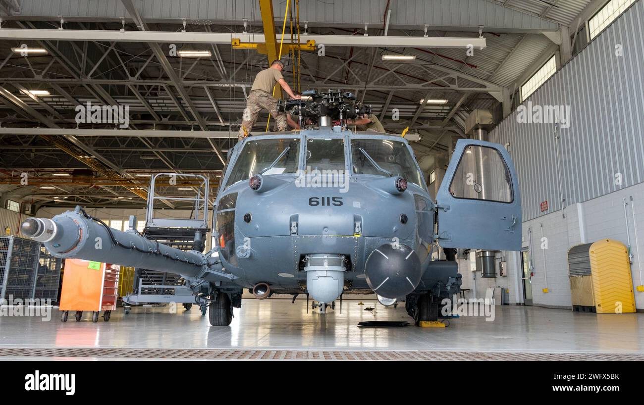 920th Aircraft Maintenance Squadron Airmen remoe spindles from an HH ...