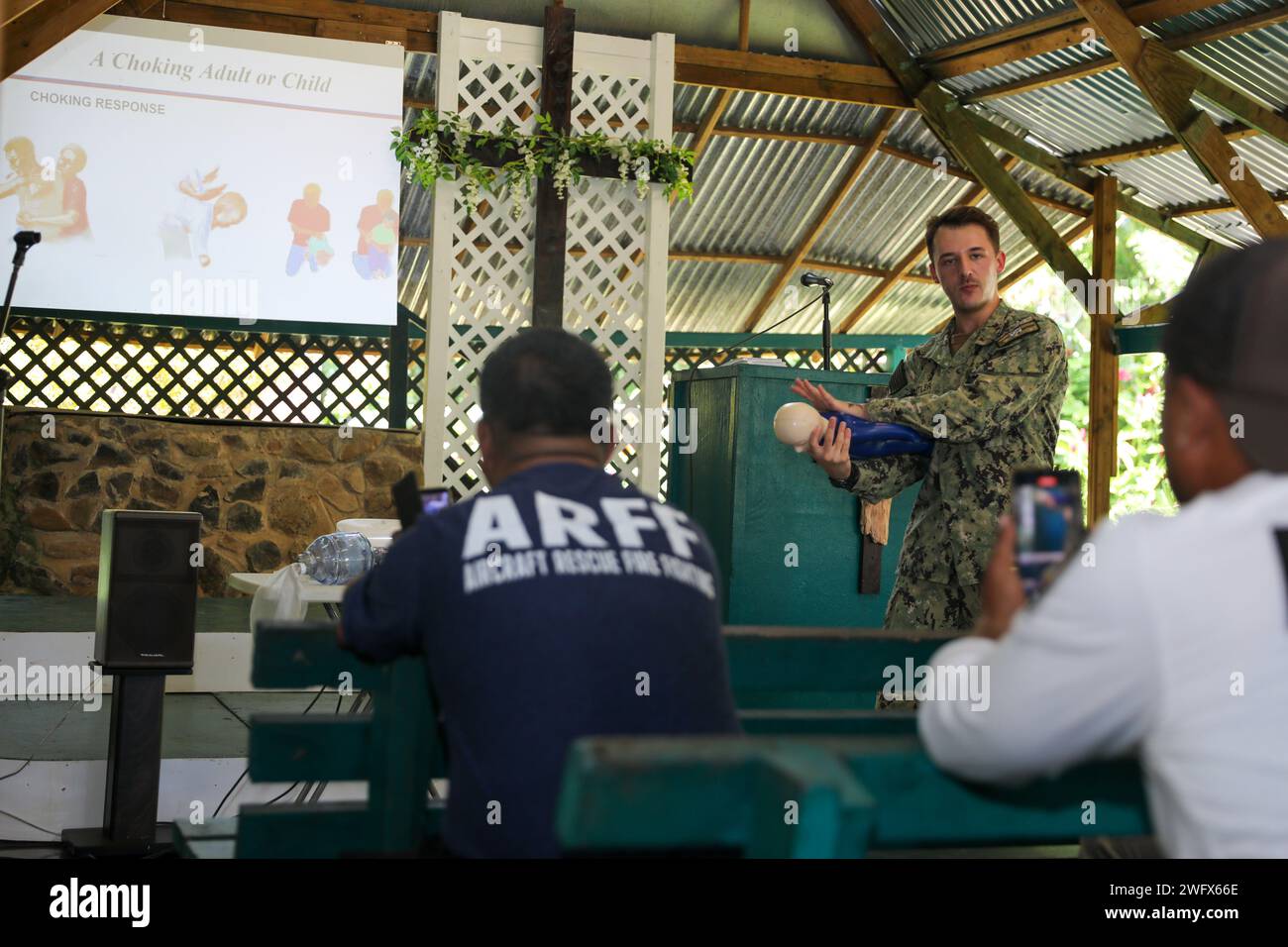 First aid heimlich maneuver hi-res stock photography and images - Alamy