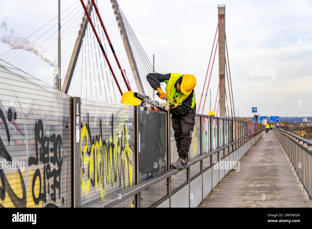 Dismantling, demolition of the old A1 bridge near Leverkusen, noise ...