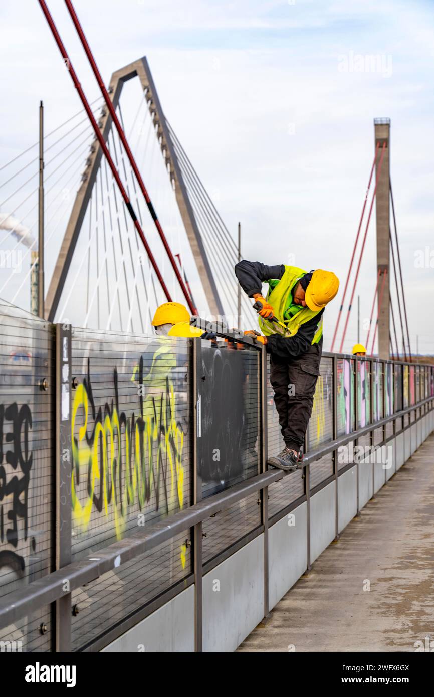 Dismantling, demolition of the old A1 bridge near Leverkusen, noise ...