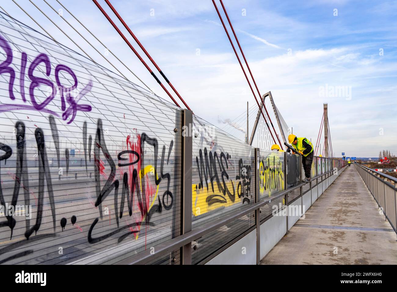 Dismantling, demolition of the old A1 bridge near Leverkusen, noise ...