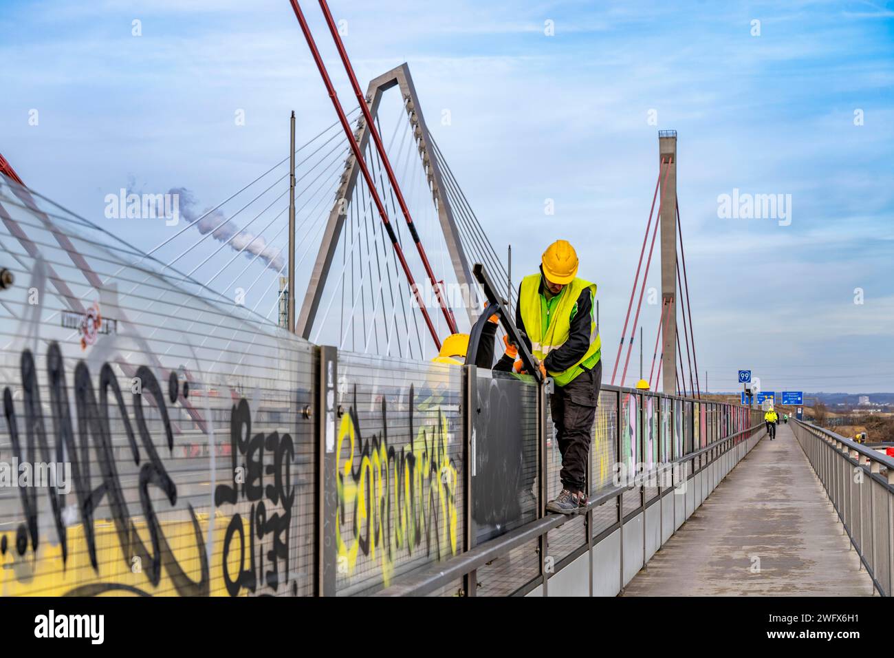 Dismantling, demolition of the old A1 bridge near Leverkusen, noise ...