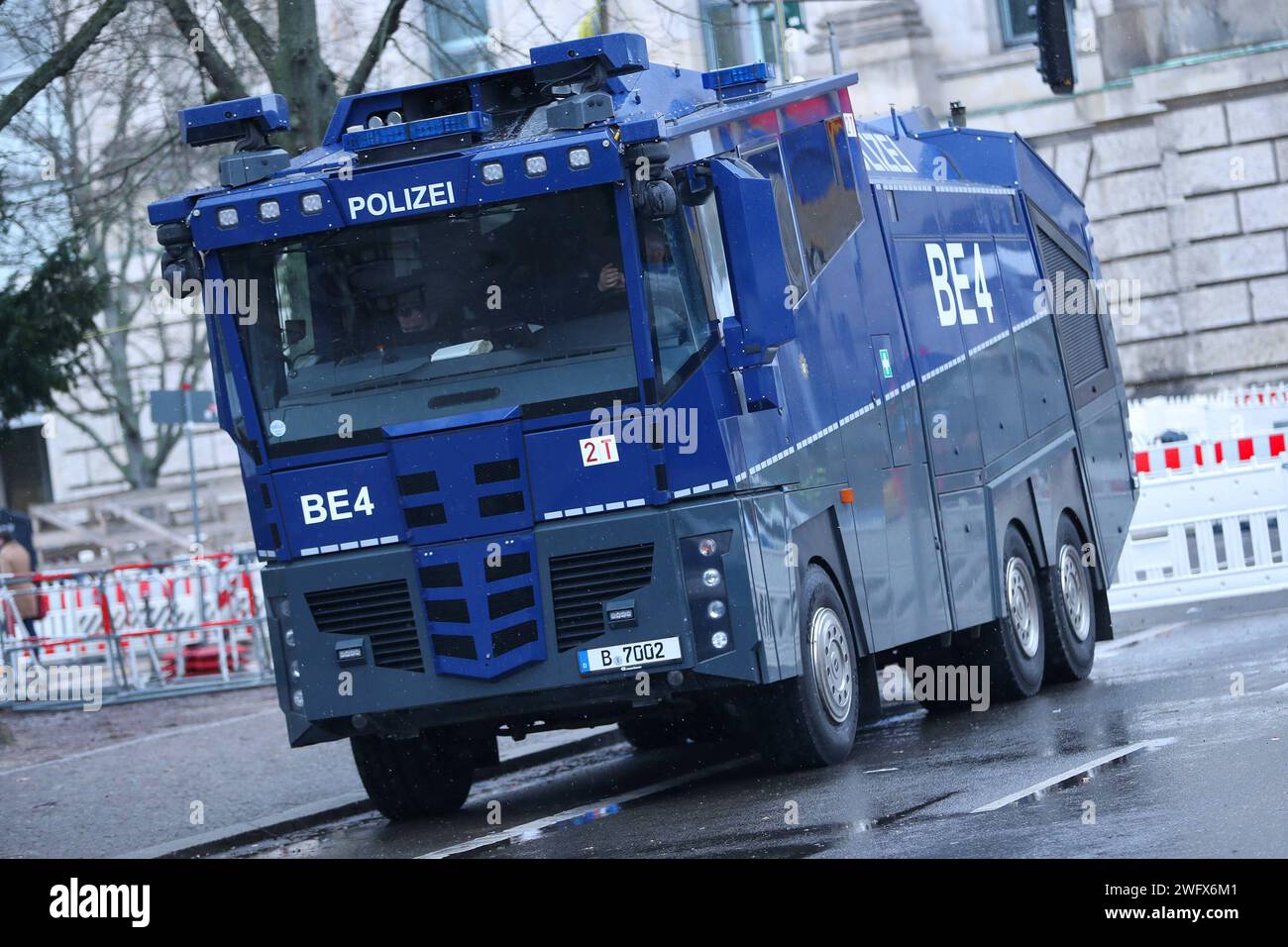 15.01.2024, Berlin, Sondereinsatzfahrzeug der Polizei auf einer ...