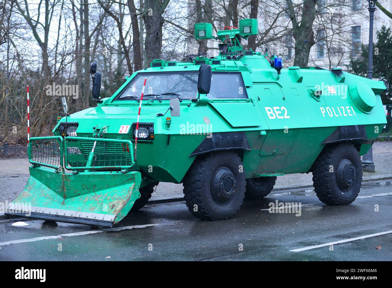 15.01.2024, Berlin, Sondereinsatzfahrzeug der Polizei auf einer ...
