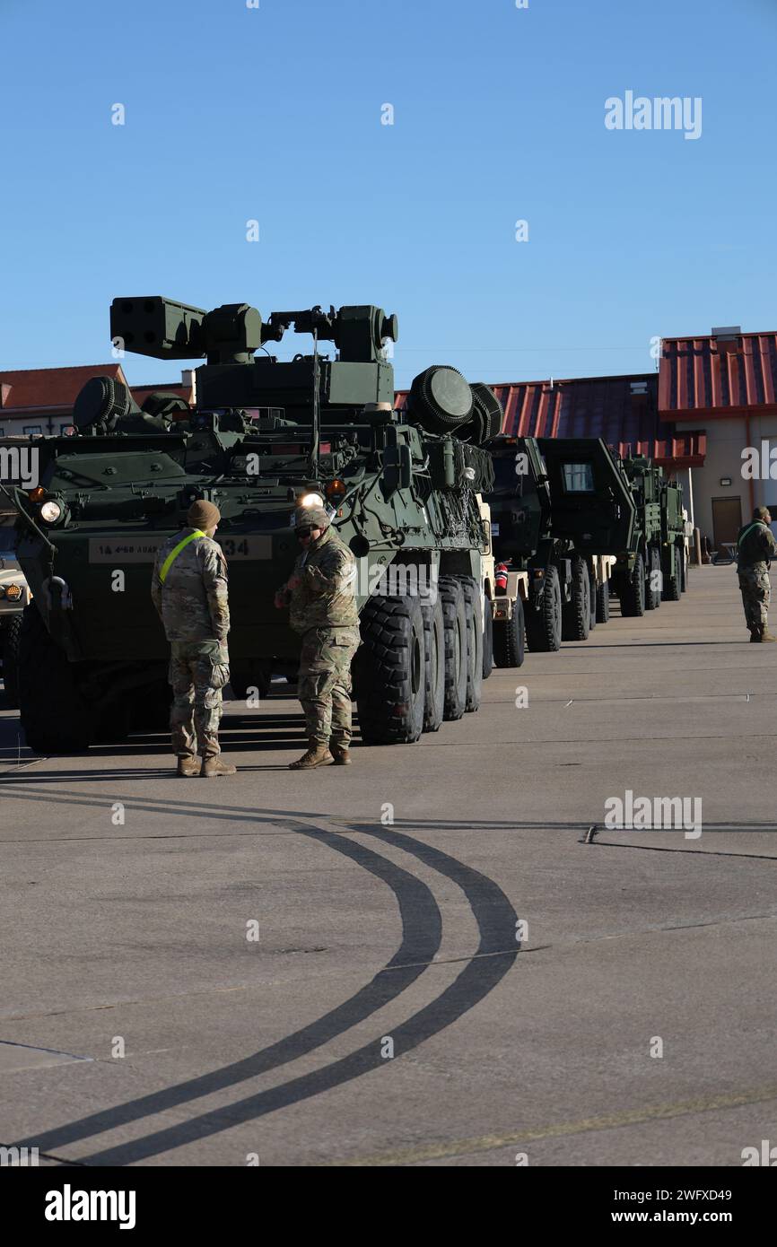 Soldiers from the 4th Battalion, 60th Air Defense Artillery Regiment ...