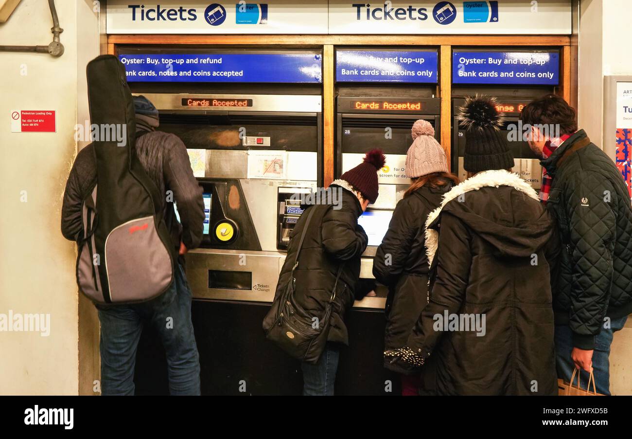 Automatic ticket machine england hi-res stock photography and images ...