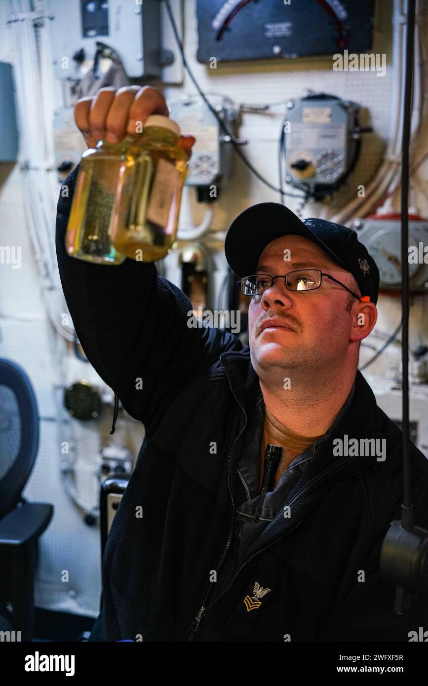 Engineman 1st Class Ken Lake, from Rock Springs, Wyoming, examines lube ...