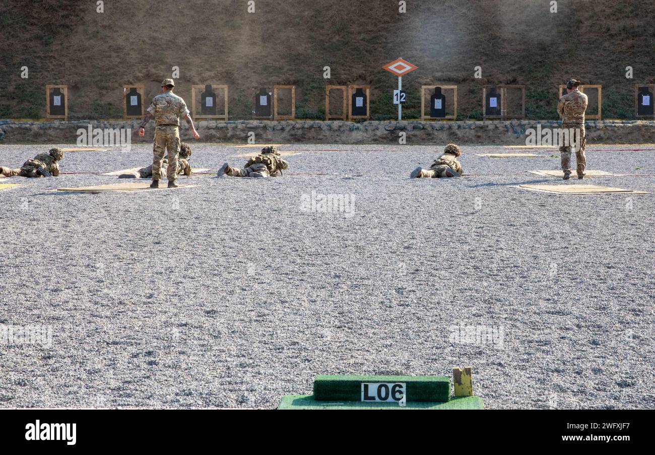 British soldiers from the Princess of Wales Royal Regiment (PWRR ...
