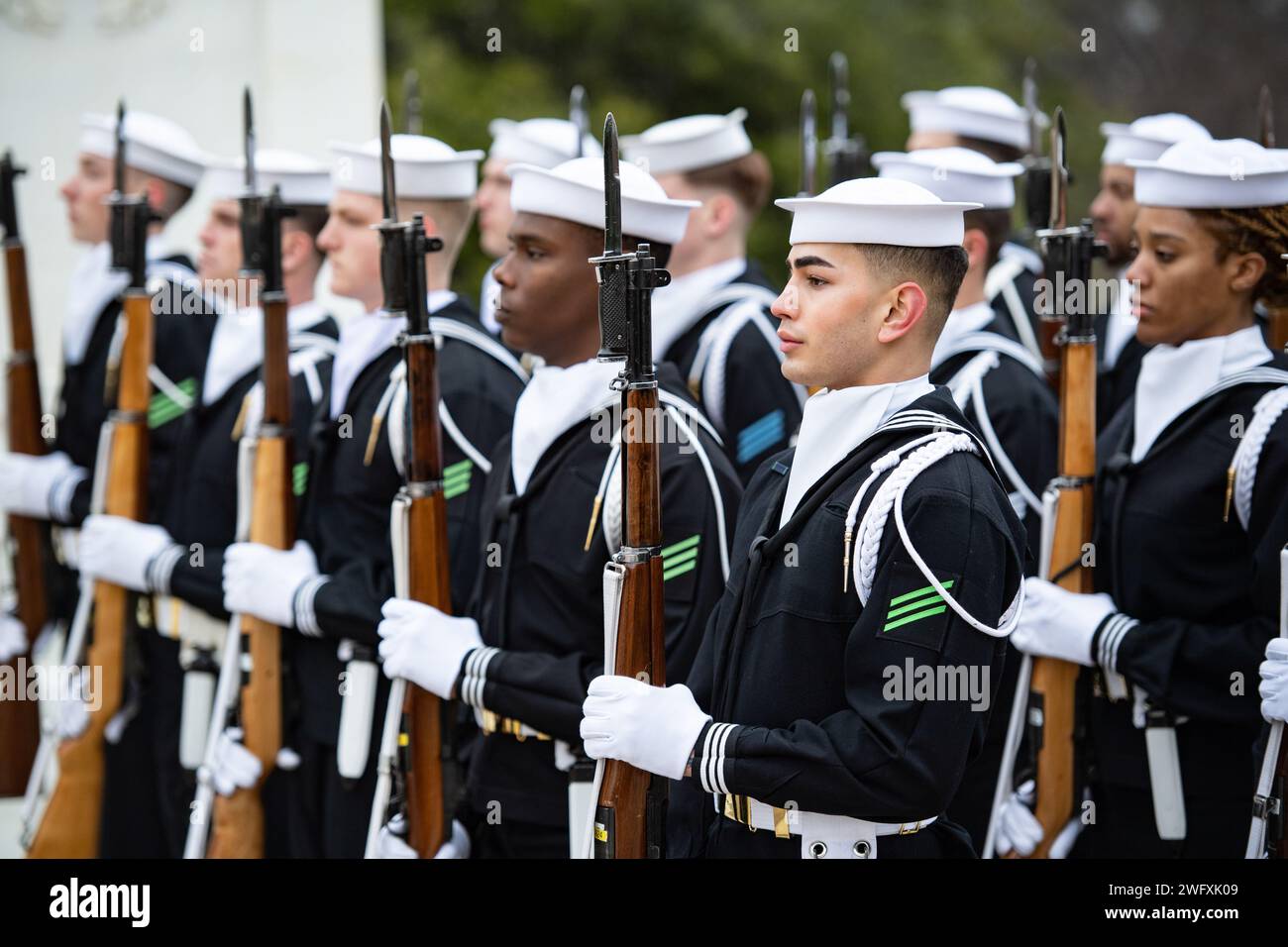 The U.S. Navy Honor Guard support a Navy Full Honors Wreath-Laying ...