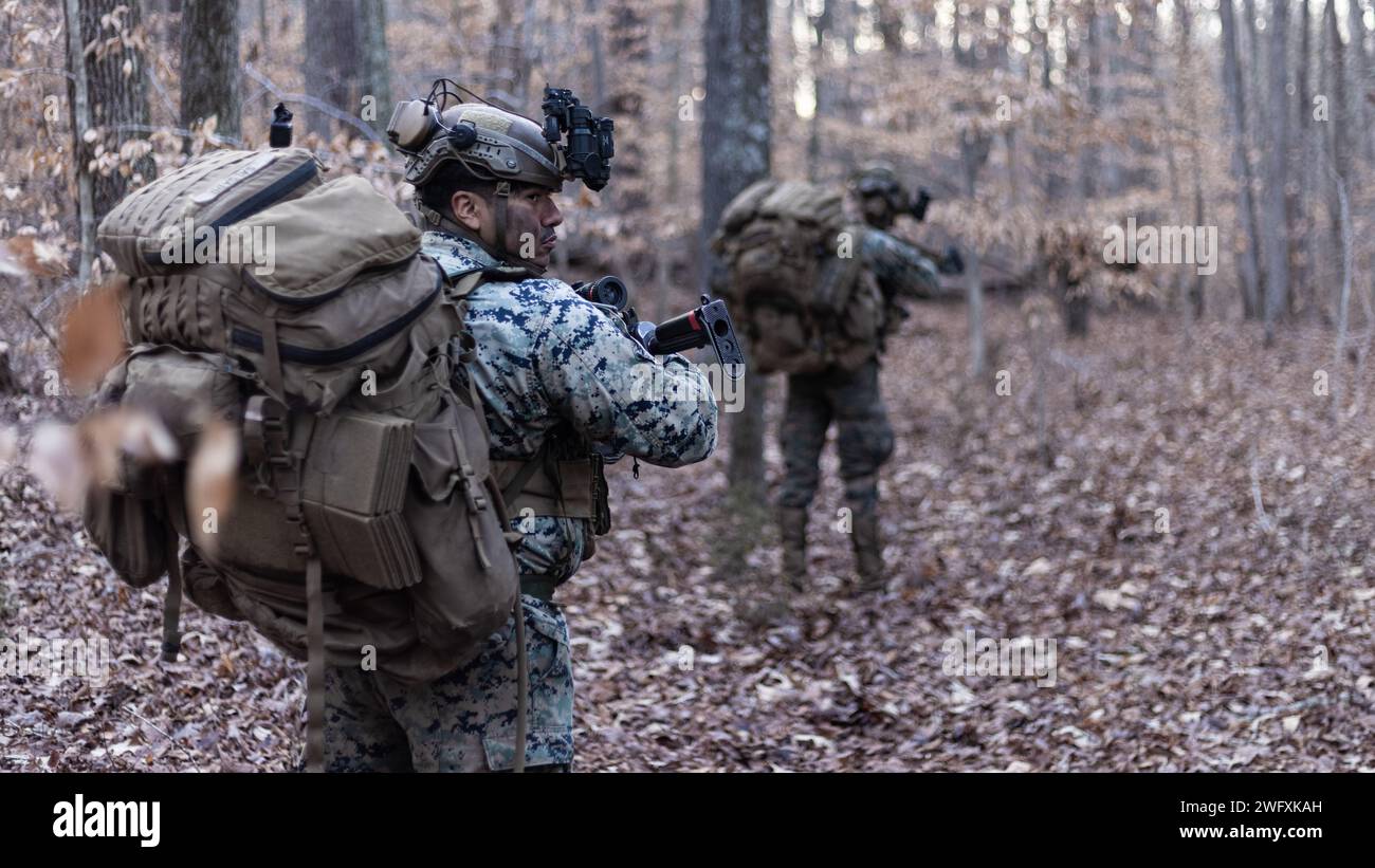 U.S. Marines with Alpha Company, Battalion Landing Team 1/8, 24th ...