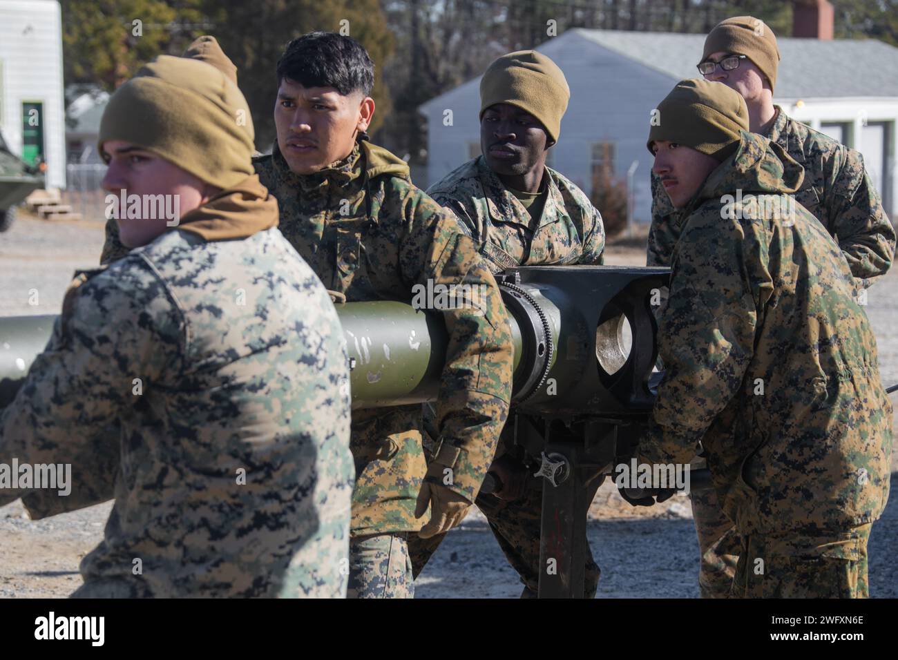 U.S. Marines with Romeo Battery, Battalion Landing Team 1/8, 24th ...
