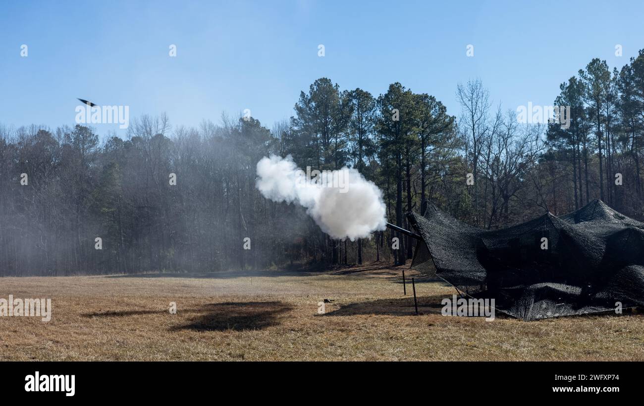 U.S. Marines with Romeo Battery, Battalion Landing Team 1/8, 24th ...