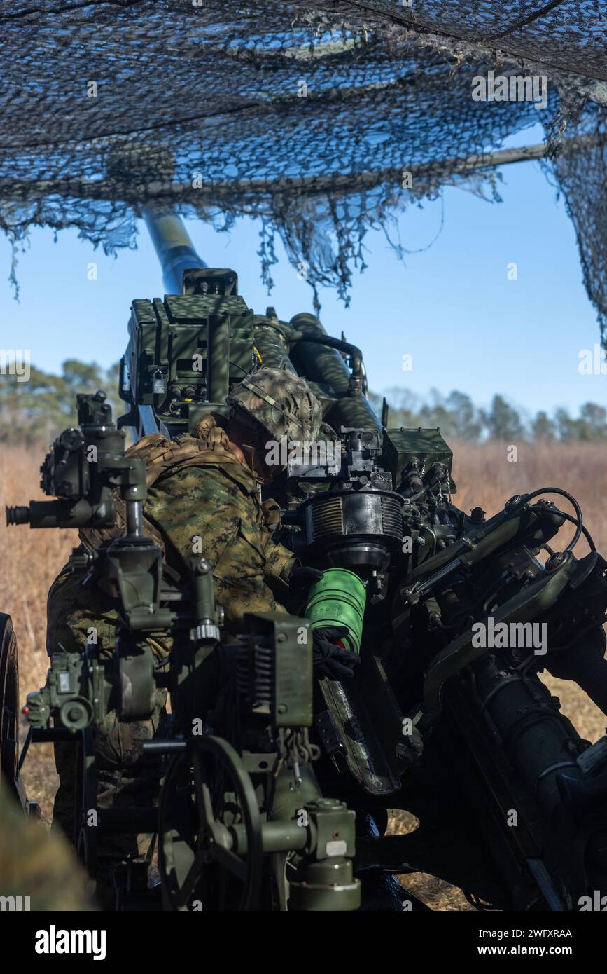 U.S. Marines with Romeo Battery, Battalion Landing Team 1/8, 24th ...