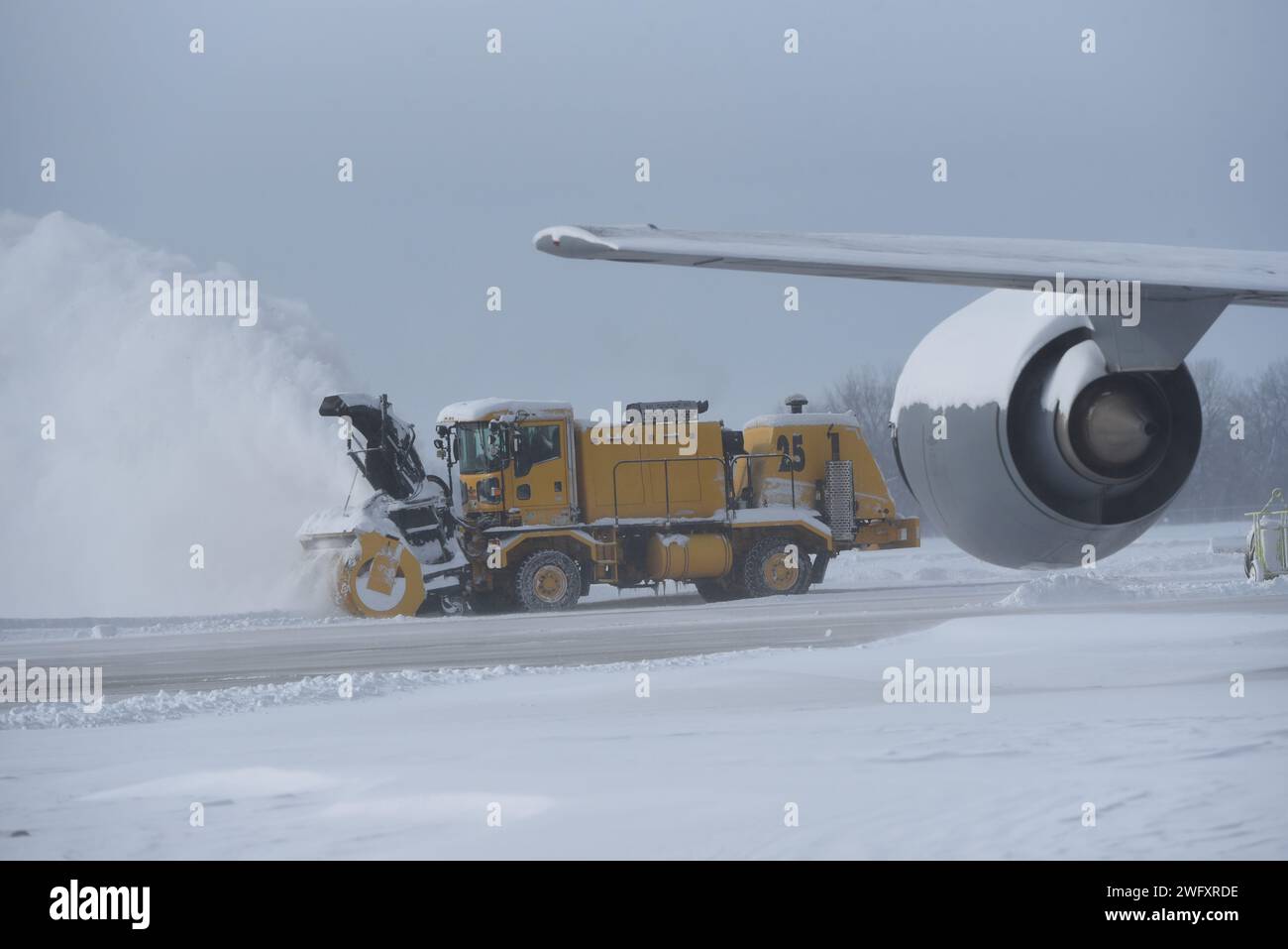 Crew Chiefs from the Iowa Air National Guard’s 185th Air Refueling Wing ...