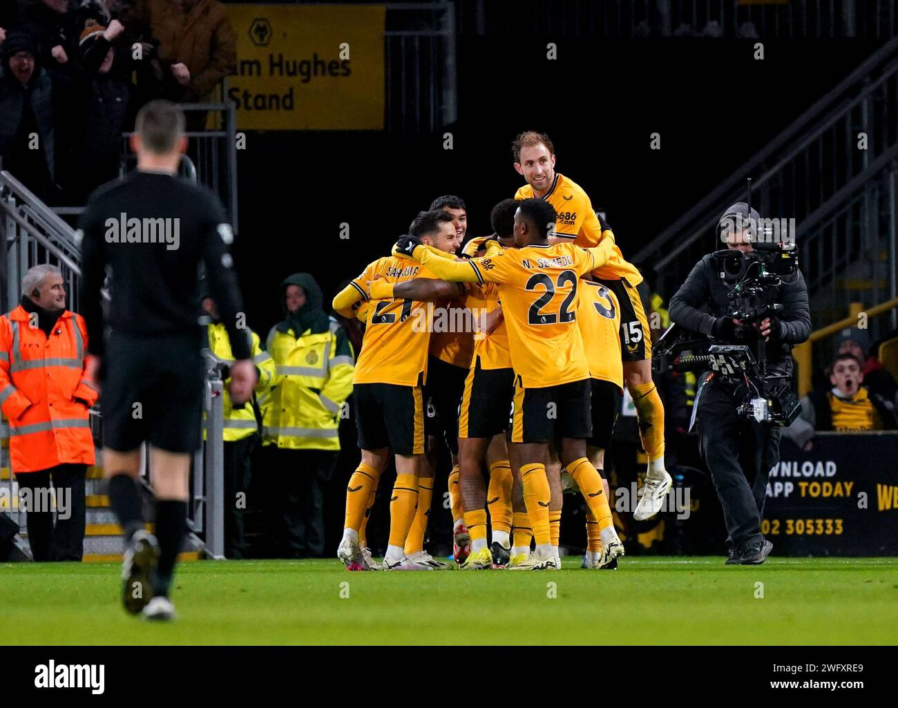 Wolverhampton Wanderers players celebrate after Pedro Neto scores their ...