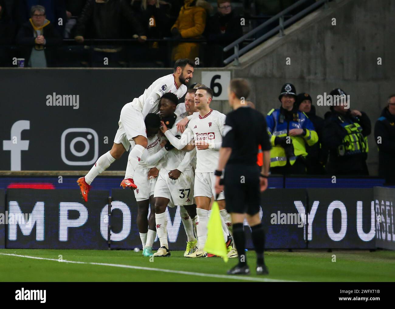 Manchester United celebrates Kobbie Mainoo of Manchester United goal to ...