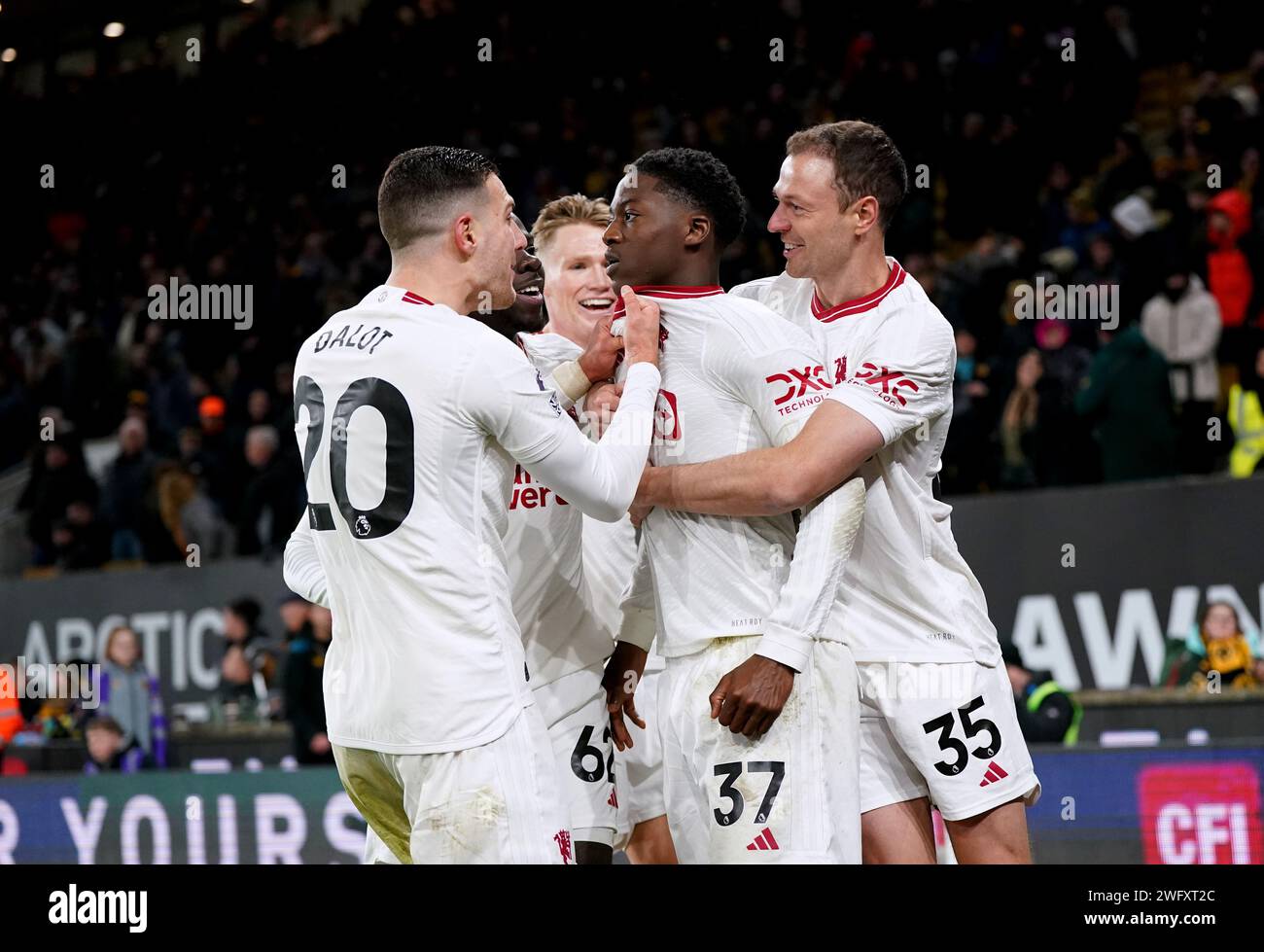 Manchester United's Kobbie Mainoo (centre) celebrates with his team ...