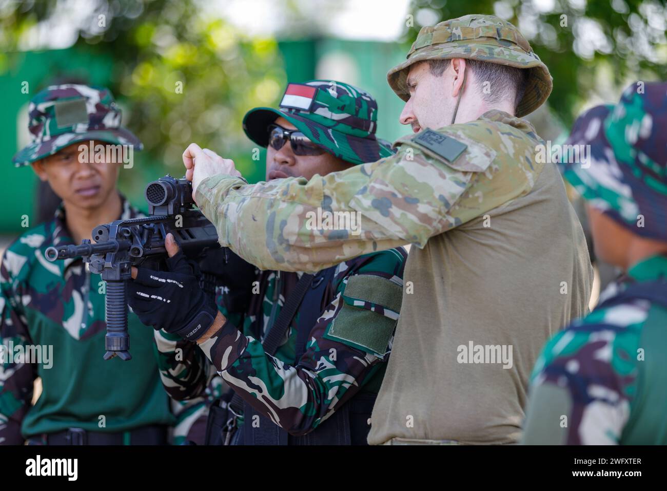 Indonesian and Australian Servicemembers exhibit their service rifles ...