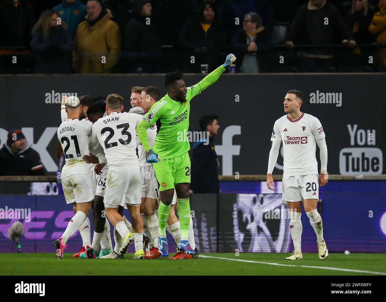 Manchester United celebrates Kobbie Mainoo of Manchester United goal to ...