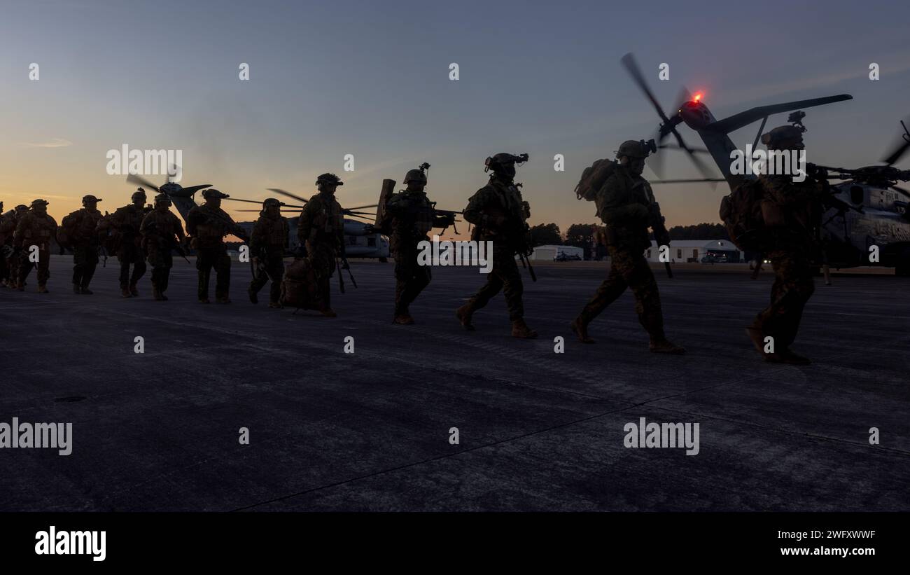 U.S. Marines with Alpha Company, Battalion Landing Team 1/8, 24th ...