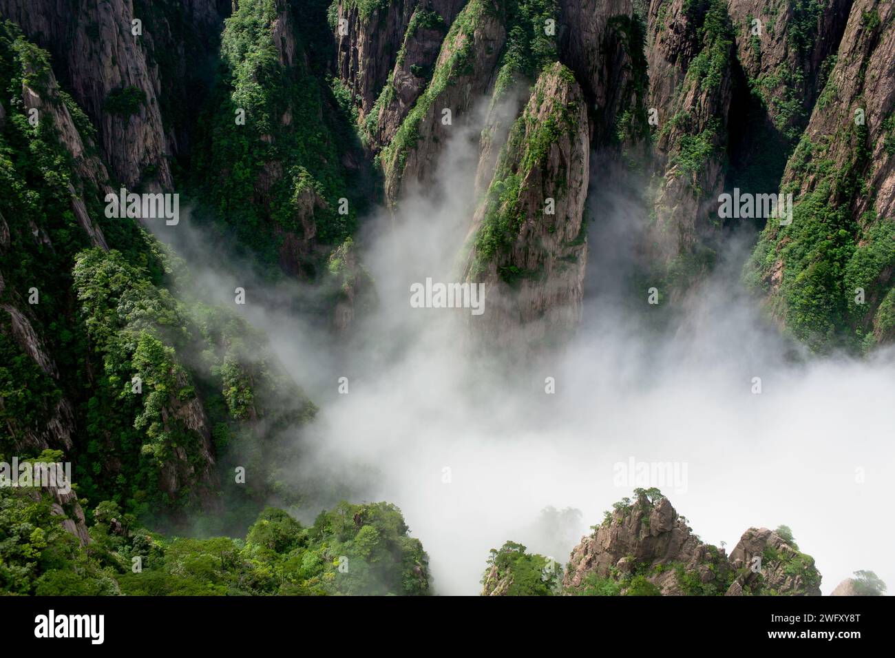Clouds float amidst the Second Ring Road in West Sea (Xihai) Grand ...