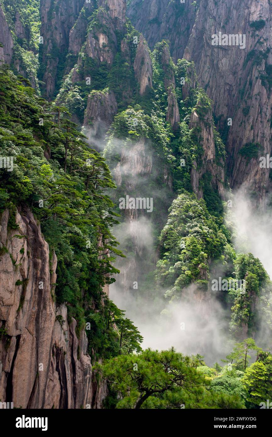 Clouds float amidst the Second Ring Road in West Sea (Xihai) Grand ...