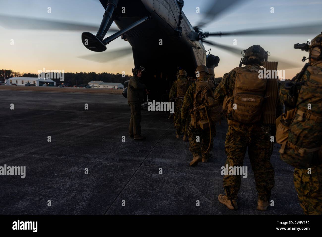 U.S. Marines with Alpha Company, Battalion Landing Team 1/8, 24th ...