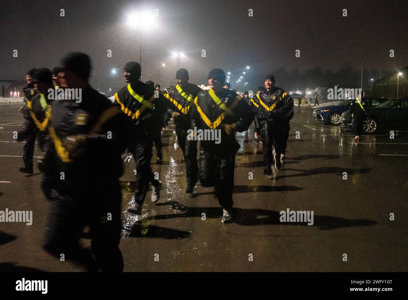 Soldiers from 10th Mountain Division Artillery (DIVARTY), participate ...