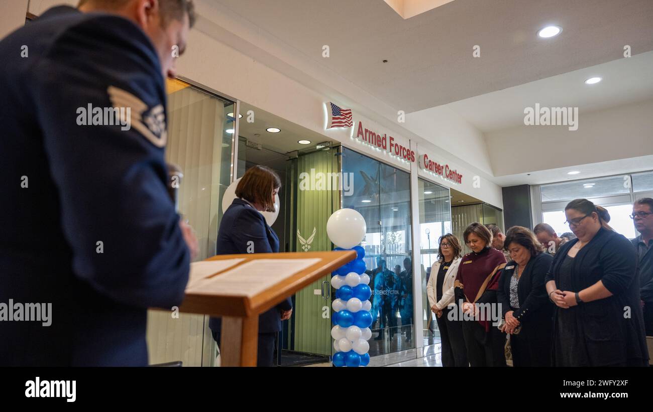 U.S. Air Force Staff Sgt. Stuart Simpson, 364th Recruiting Squadron ...