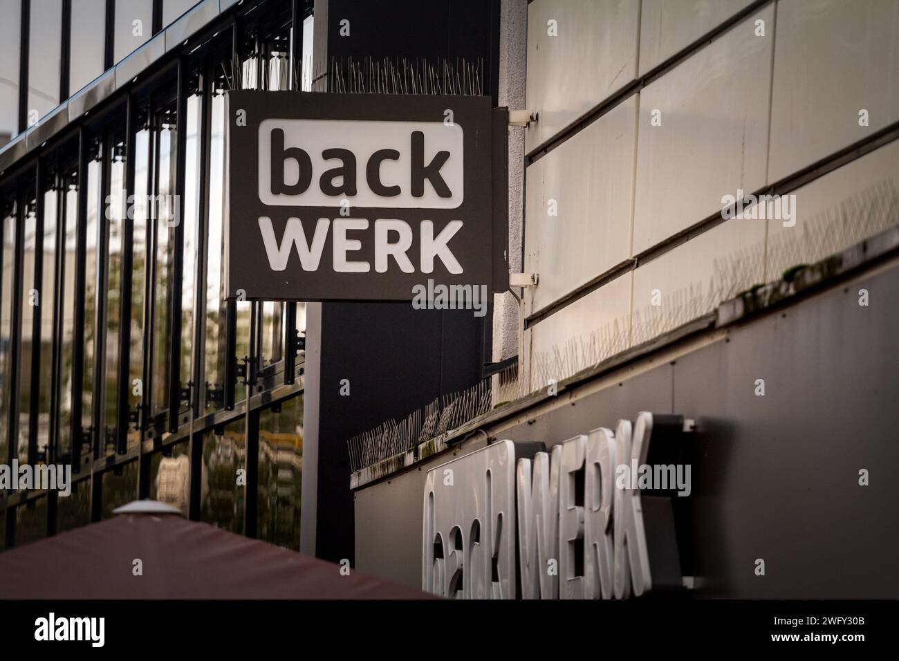 Back werk sign hi-res stock photography and images - Alamy