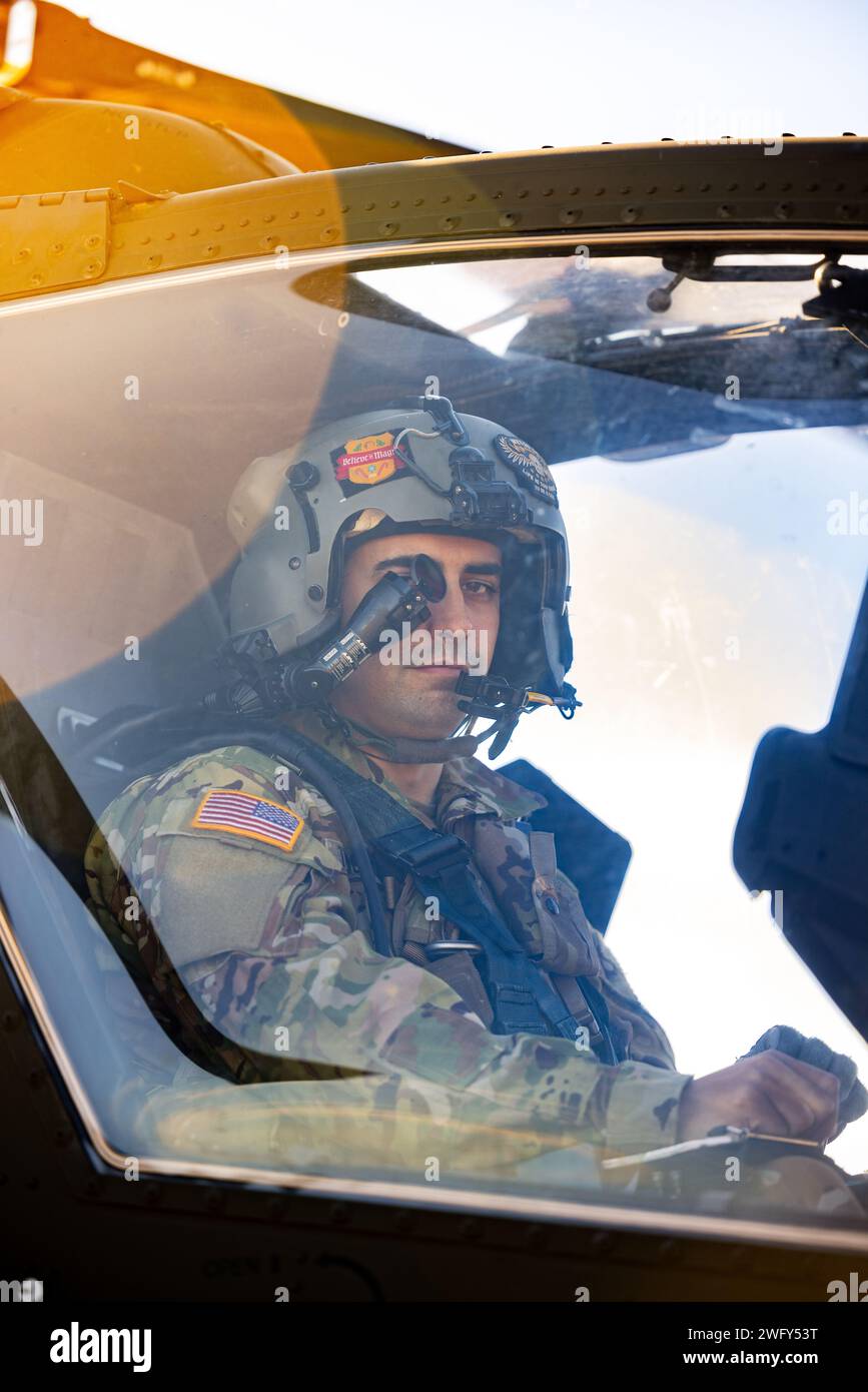A U.S. Army AH-64E Apache co-pilot stands-by for refueling at Marine ...