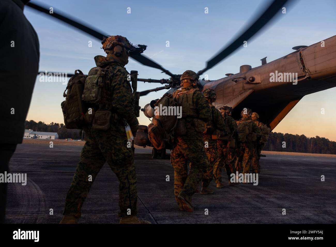 U.S. Marines with Alpha Company, Battalion Landing Team 1/8, 24th ...