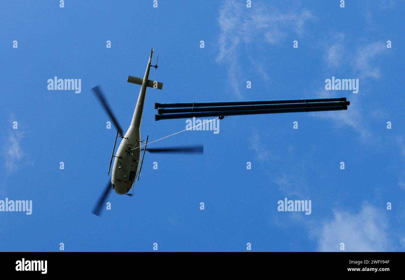 Ein Swiss Helicopter der Air Engadin transportiert die Kunststoff ...