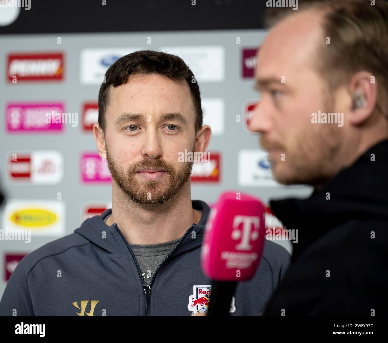 Jonathan Blum (EHC Red Bull Muenchen, #24) beim Fernseh - Interview vor ...
