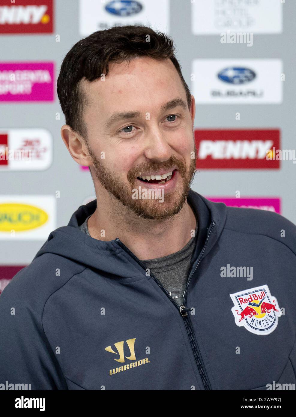 Jonathan Blum (EHC Red Bull Muenchen, #24) lachend / laechelnd beim Fernseh - Interview vor der ...