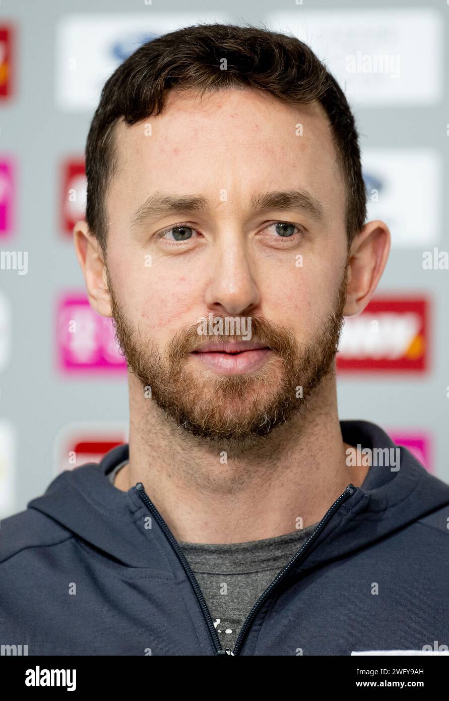 Jonathan Blum (EHC Red Bull Muenchen, #24) beim Interview vor der Partie. EHC Red Bull Muenchen ...