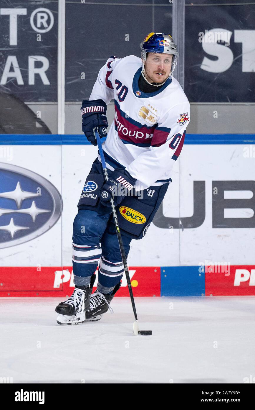 Maximilian Daubner (EHC Red Bull Muenchen, #70) beim Aufwaermen. EHC ...