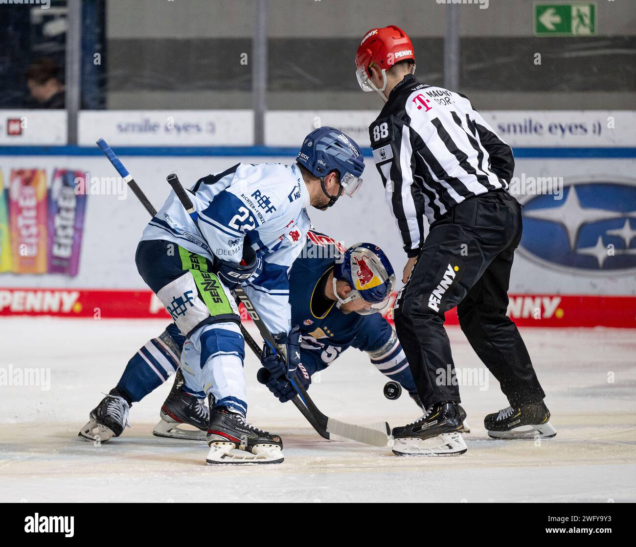 Muenchen, Deutschland. 01st Feb, 2024. Linesman Tim Heffner fuehrt ein ...